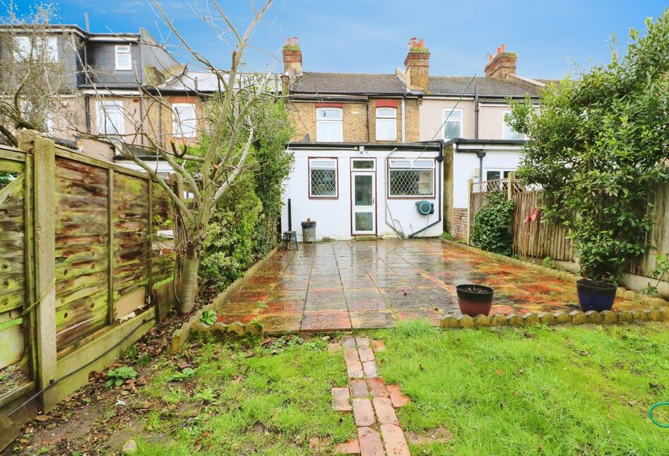 3 Bedroom Mid Terrace House For Sale South Park Drive Ilford Ig3 £